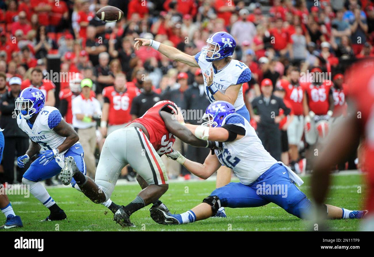 Kentucky quarterback Patrick Towles (14) passes against Georgia during ...