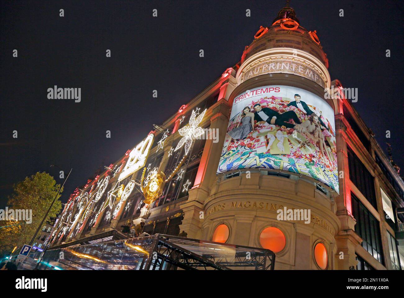 Christmas illuminations of the Le Printemps department store, in Paris ...