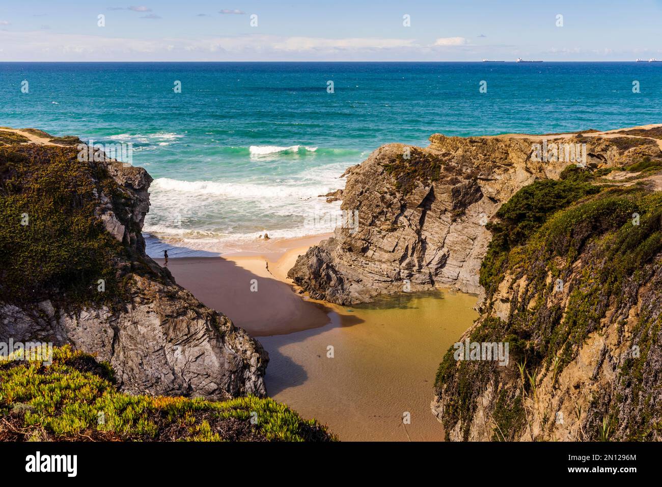 Beautiful Espingardeiro Beach with surrounding cliffs, Vicentina Route ...