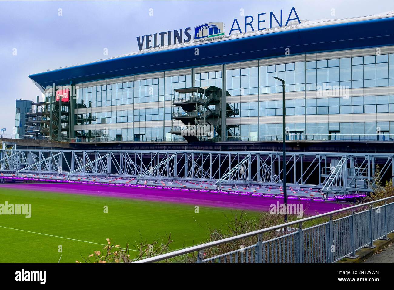 Fully automatic movable LED lighting system for turf growth lighting of ...