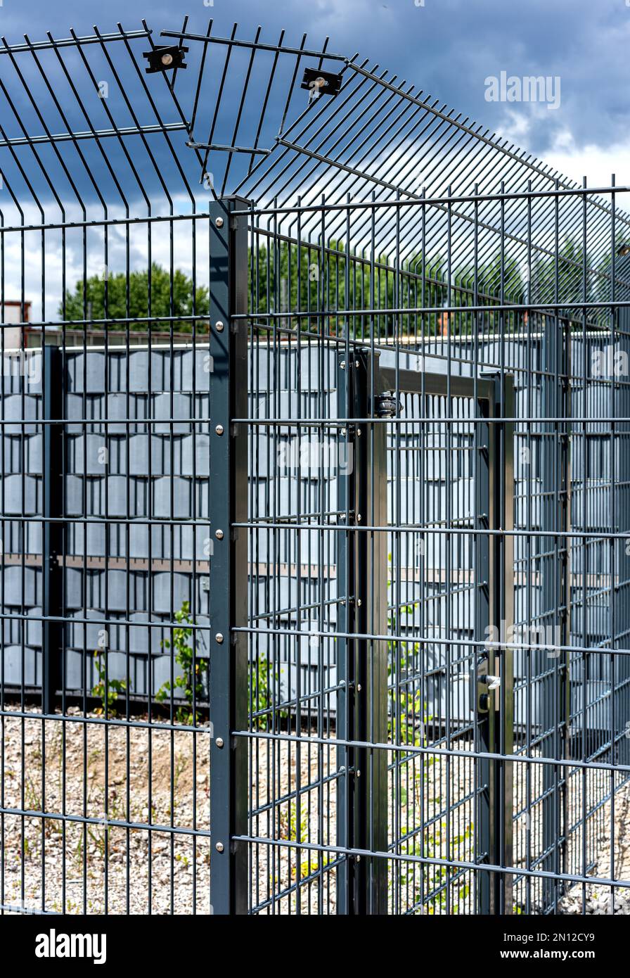 Sturdy wire fence around a cordoned-off area in Friedrichstraße, Berlin ...