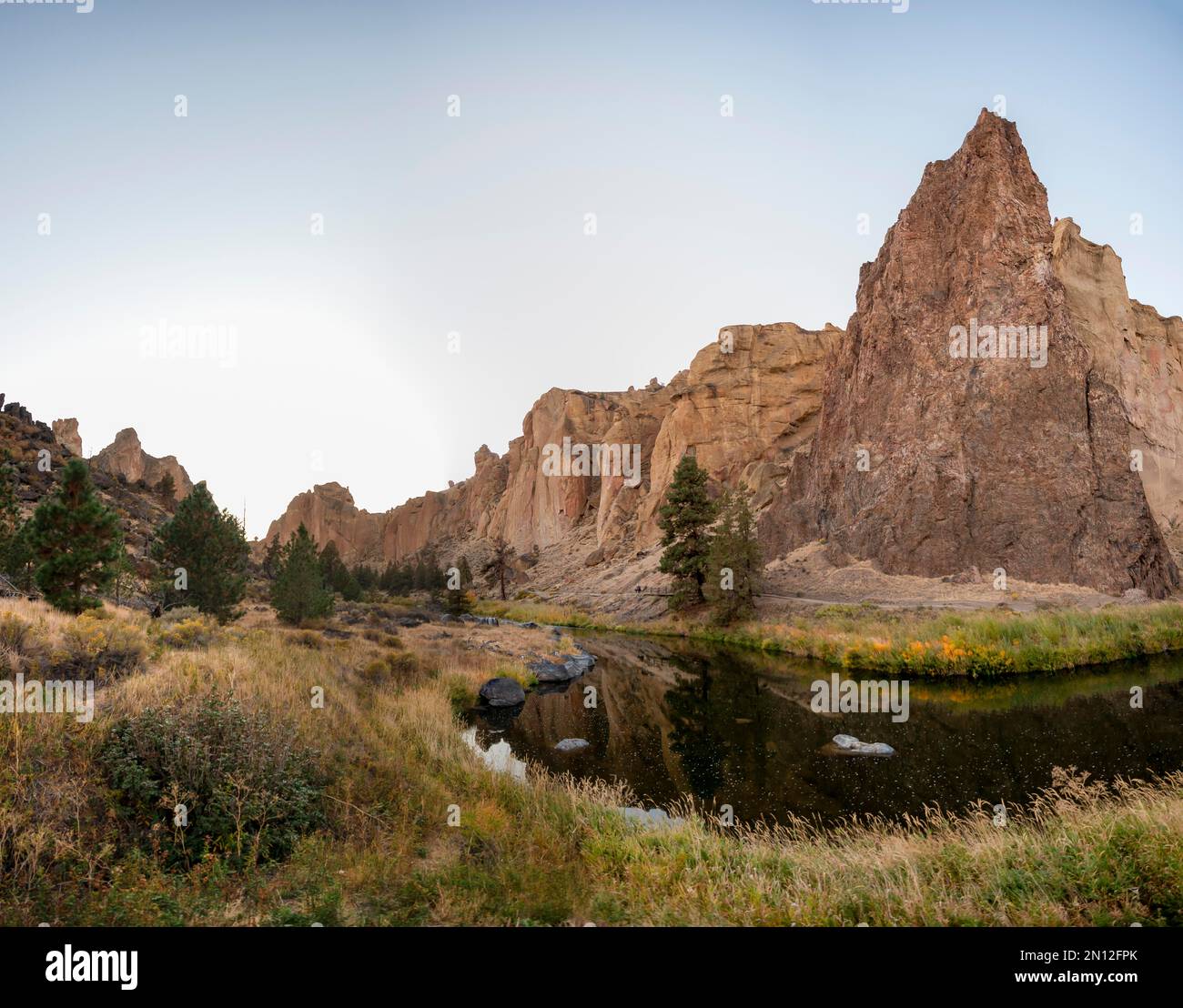 Sunset, course of the Crooked River, rock walls reflected in the river ...