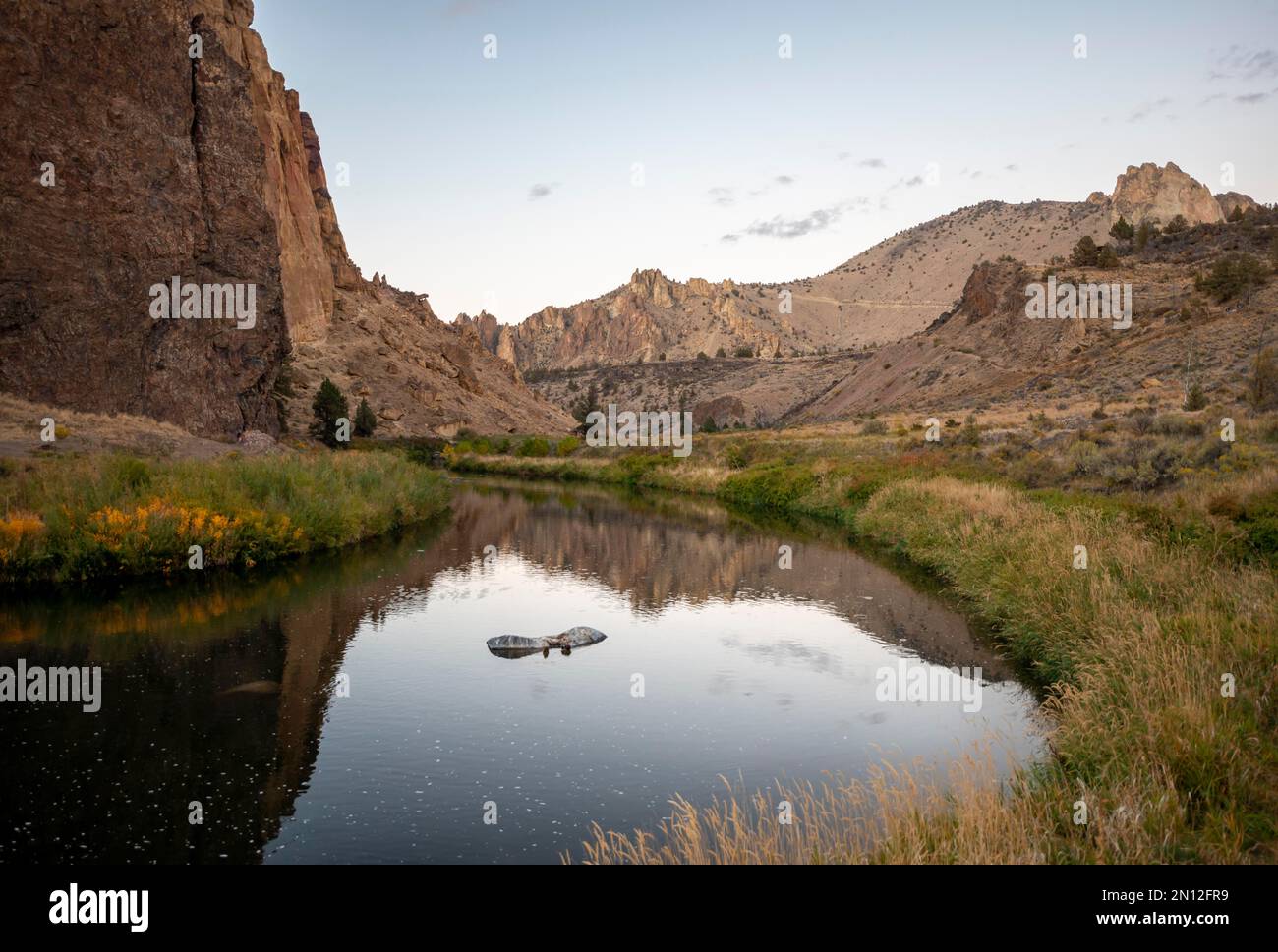 Sunset, course of the Crooked River, rock walls reflected in the river ...