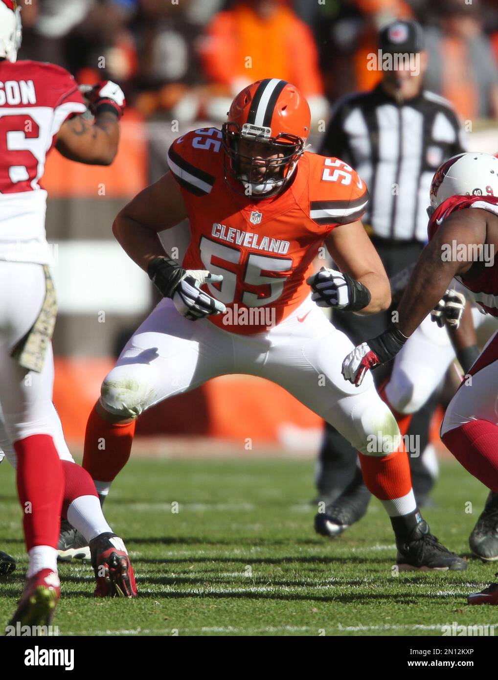 Cleveland Browns center Alex Mack (55) against the Arizona Cardinals in ...