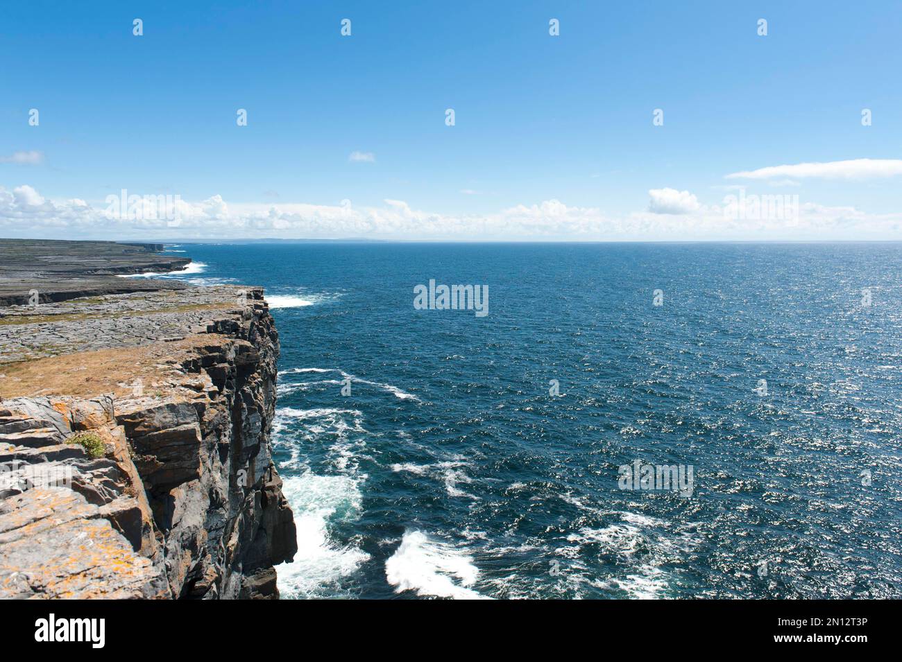 Cliff facing the Atlantic Ocean, Dún Aonghasa, Dun Aengus, Inis Mór ...