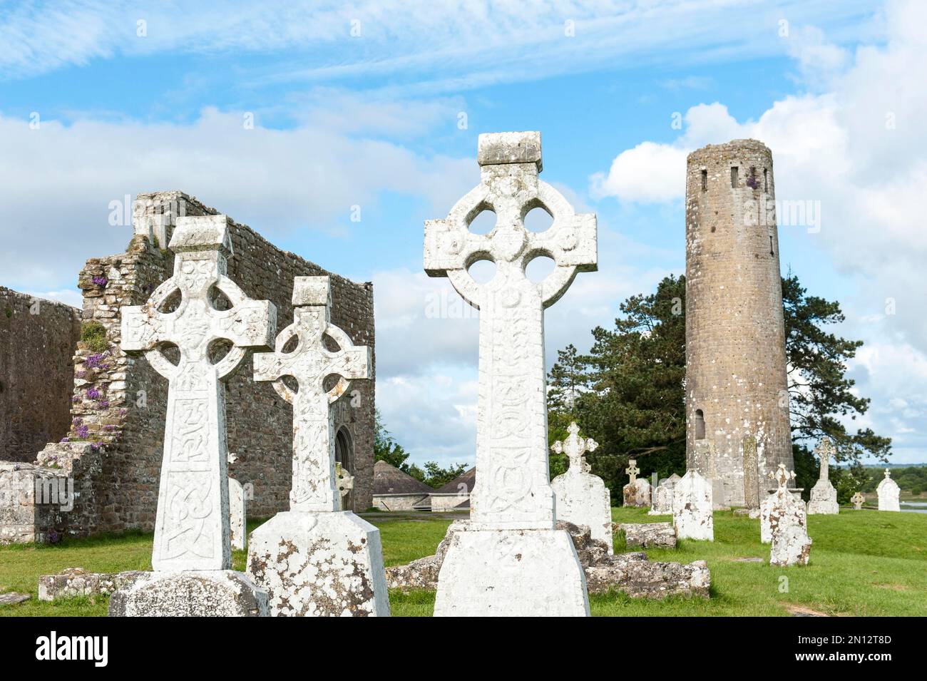 Ireland clonmacnoise cemetery hi-res stock photography and images - Alamy