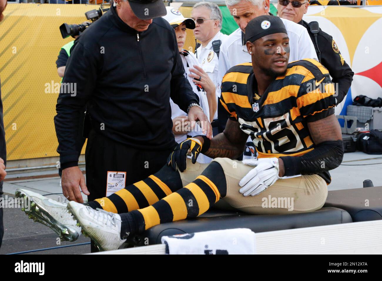 Pittsburgh Steelers running back Le'Veon Bell (26) is tended to on a ...