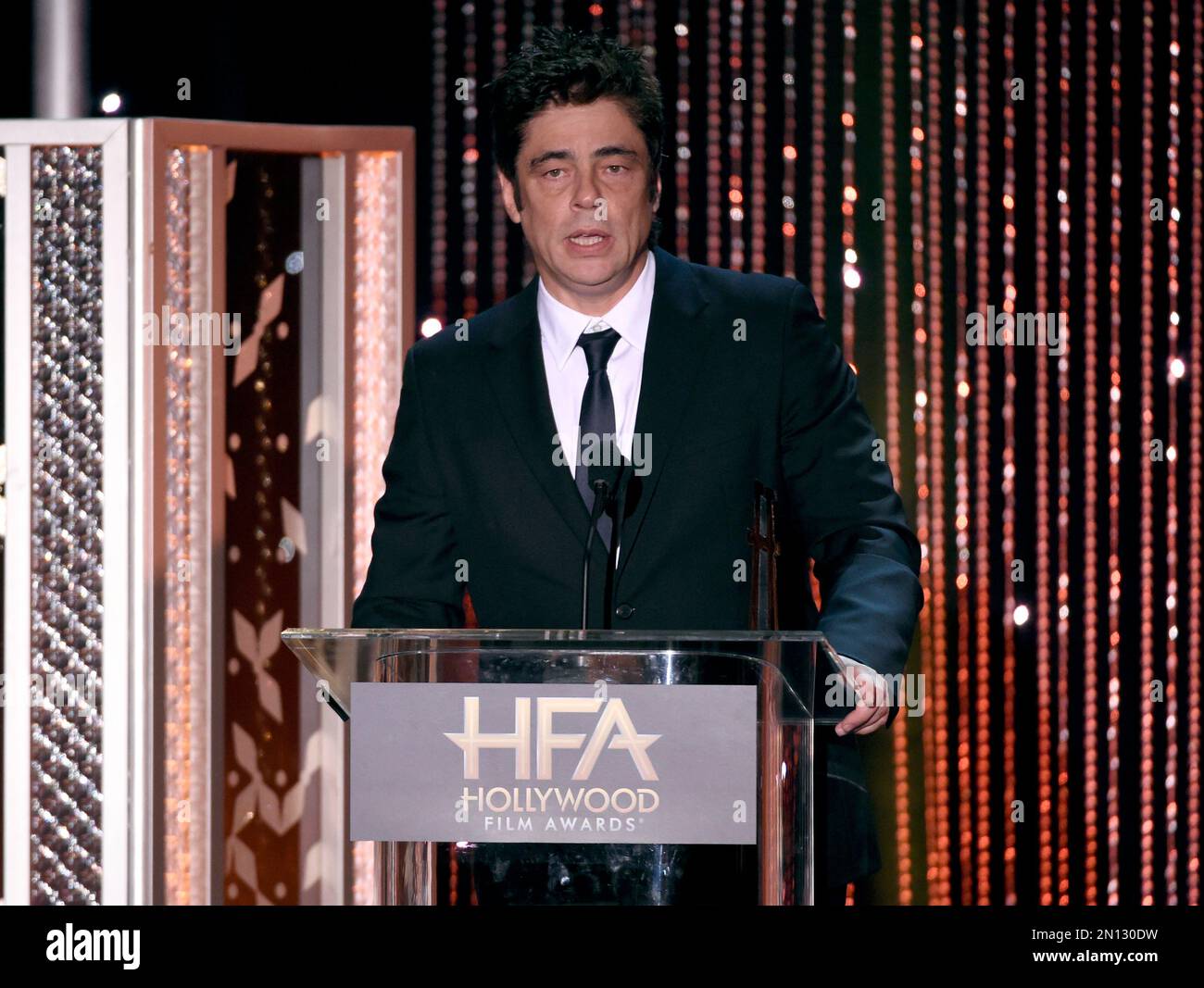 Benicio Del Toro accepts the Hollywood supporting actor award for ...