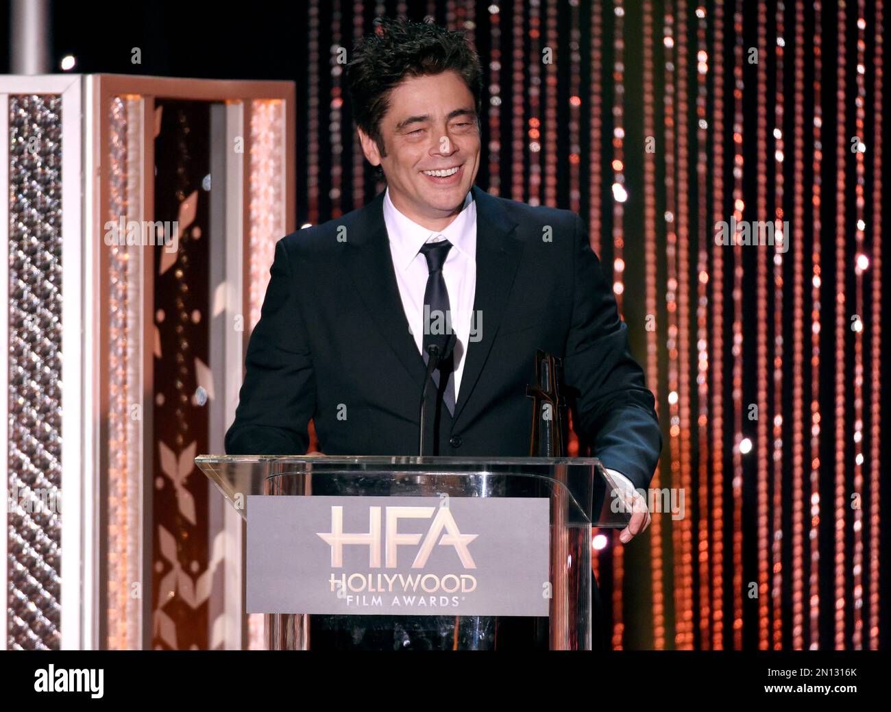 Benicio Del Toro accepts the Hollywood supporting actor award for ...