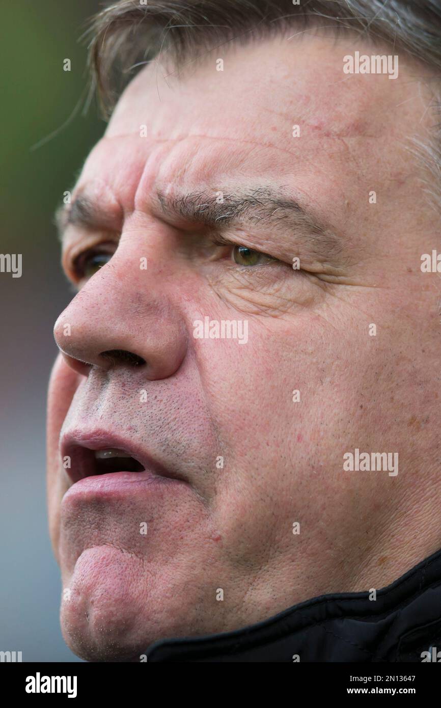 Sunderland's manager Sam Allardyce takes to the touchline before the ...