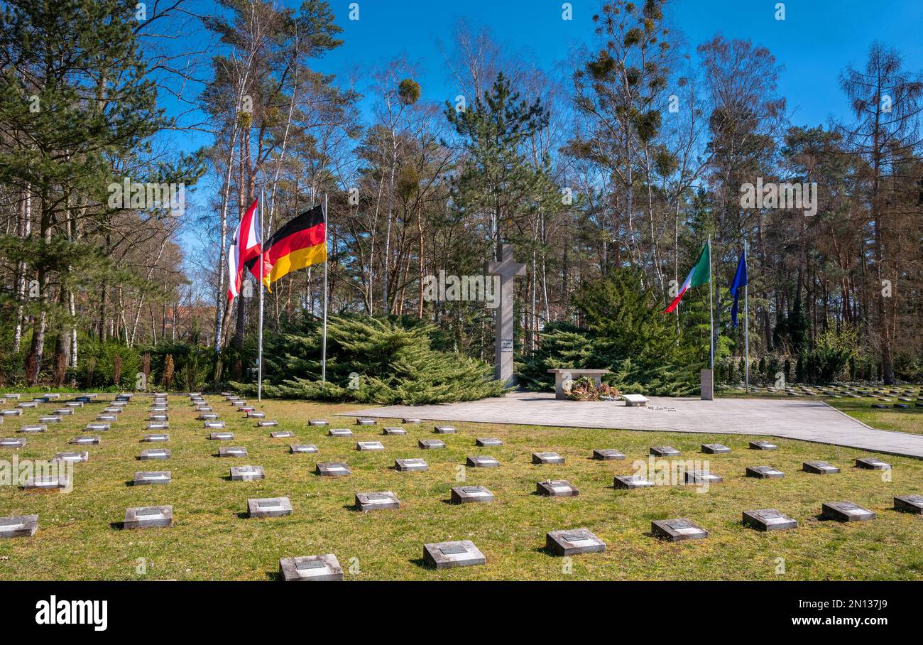 The Italian graves of honour litalia ai suoi caduti at the Waldfriedhof ...