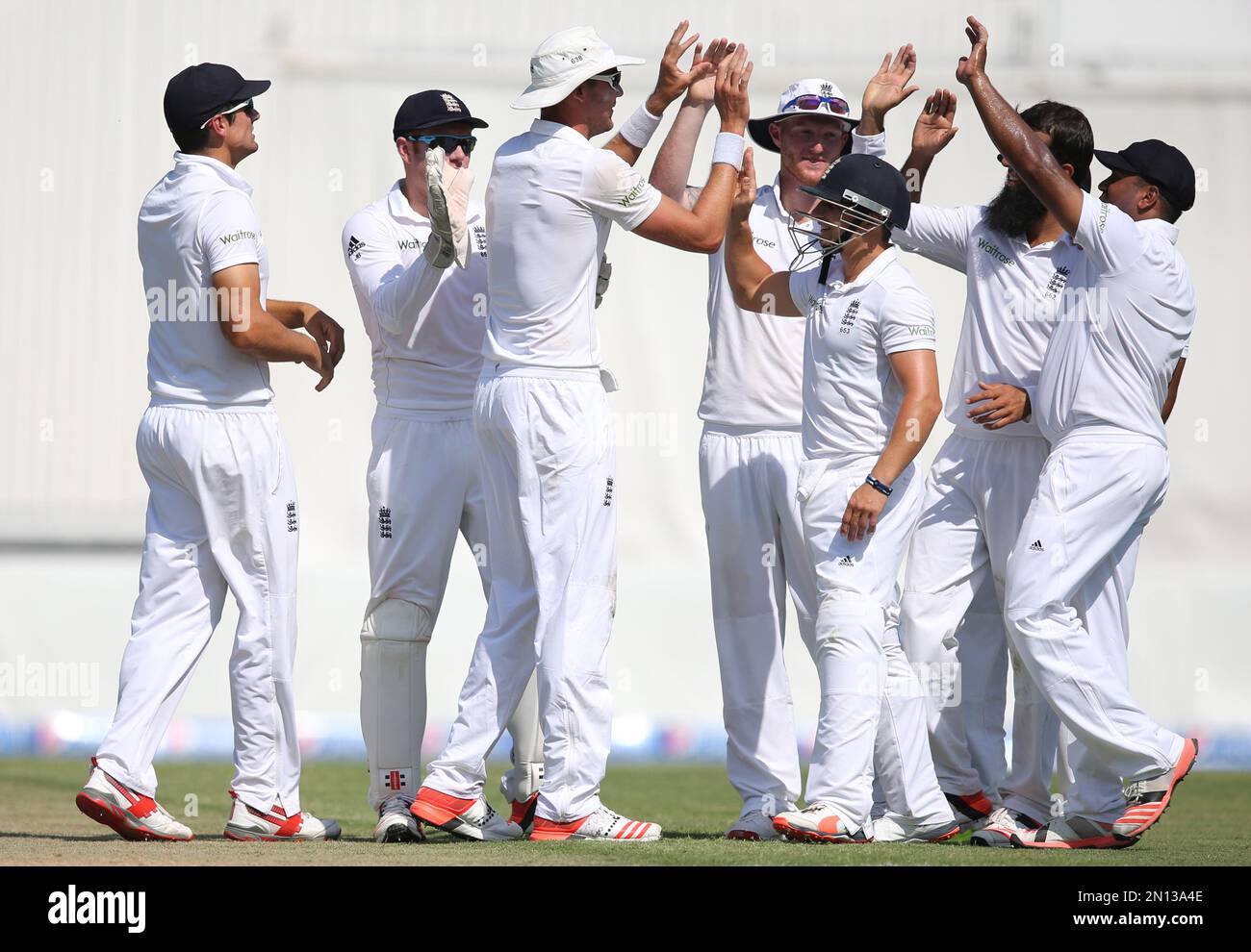 England's players celebrate the dismissal of Pakistan's batsman ...