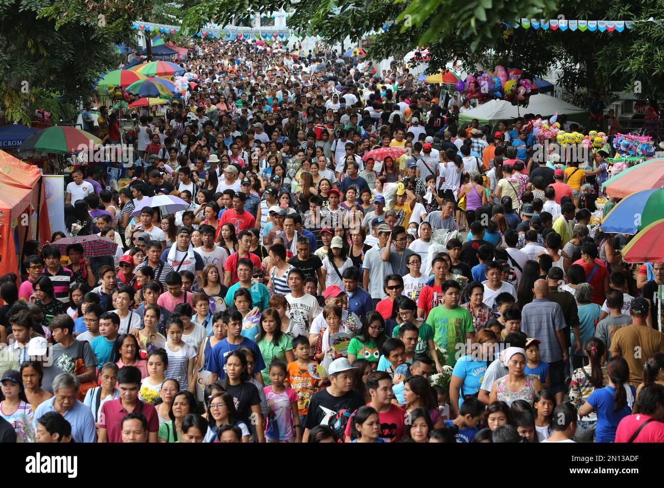 A big crowd of Filipinos walk inside Manila's North cemetery ...