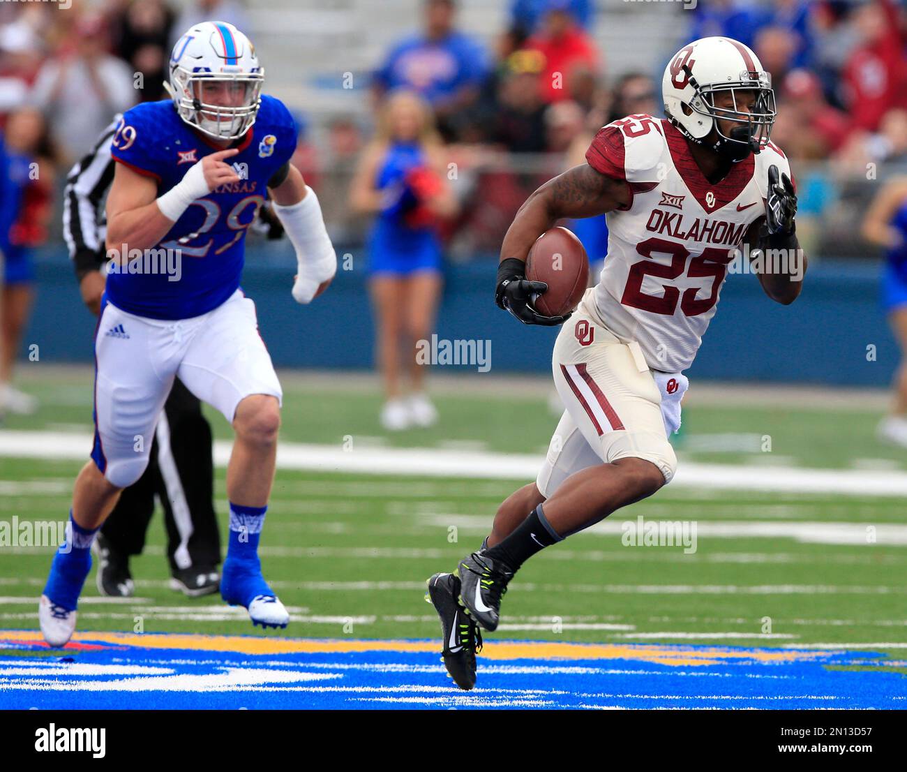 Oklahoma running back Joe Mixon (25) runs away from Kansas linebacker ...