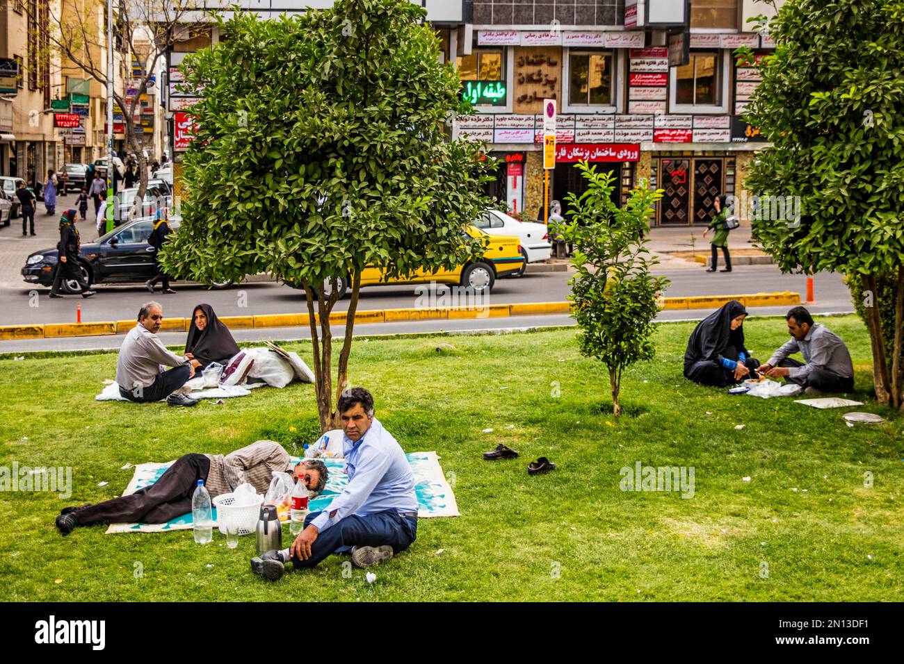 Picnic on grass verge hi-res stock photography and images - Alamy