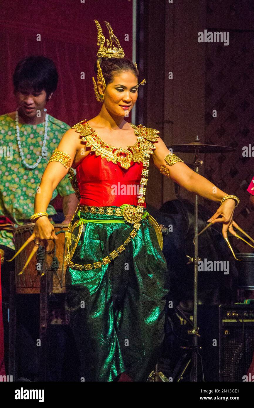 Thai dance performance, Thai girls and men perform a local dance ...