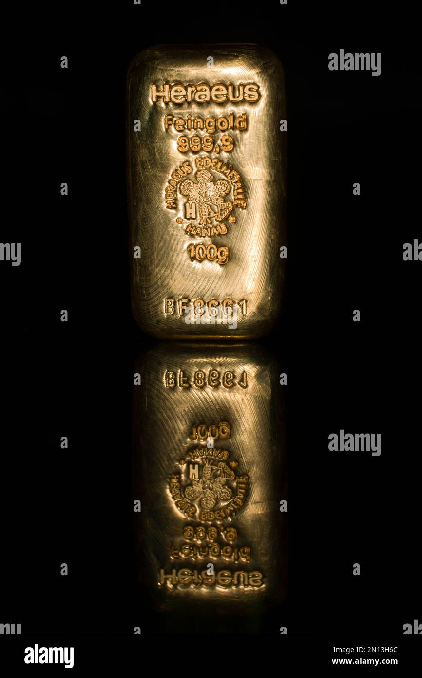 100 gram gold bar from Heraeus, fine gold content 9999, studio ...