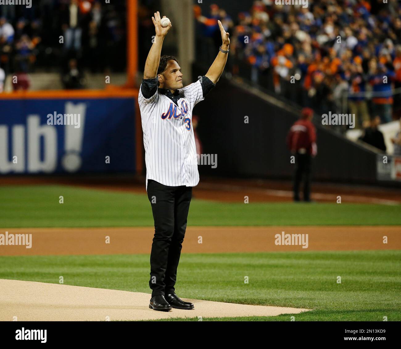 New York Mets Hall of Famer Mike Piazza prepares to throw out the ...