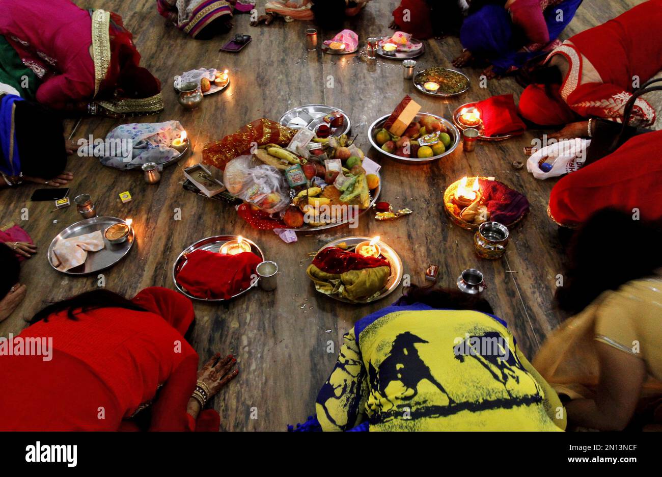 Indian Hindu married women perform rituals on Karva Chauth festival at ...