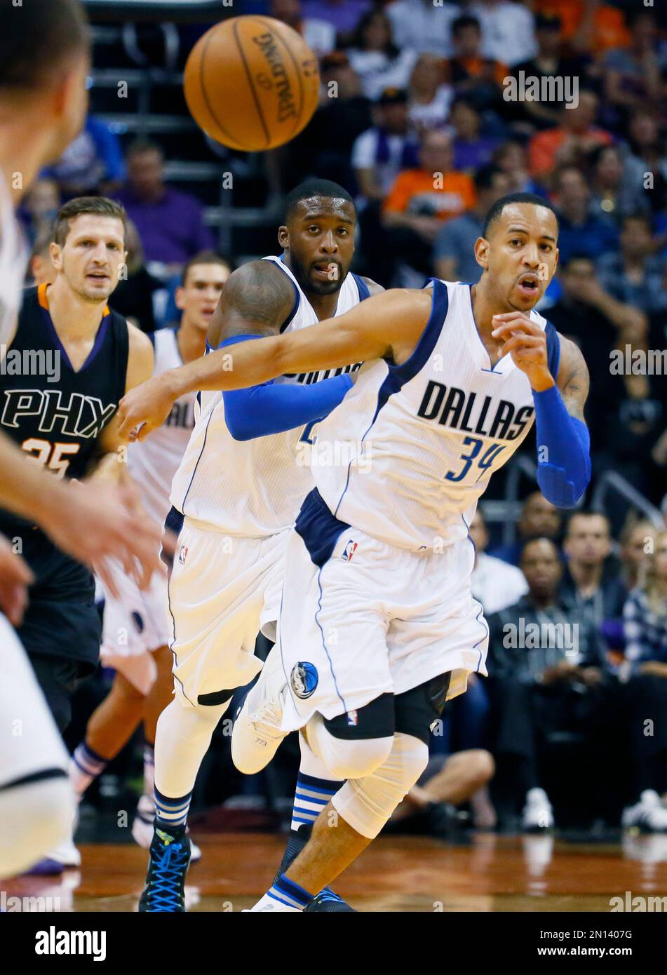 Dallas Mavericks' Devin Harris (34) passes against the Phoenix Suns ...