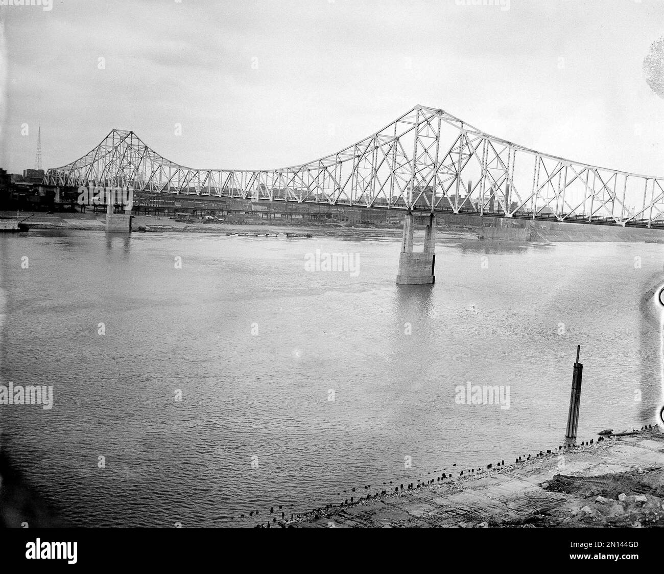 This is the new Veterans Memorial Bridge as seen from the Eads Bridge ...