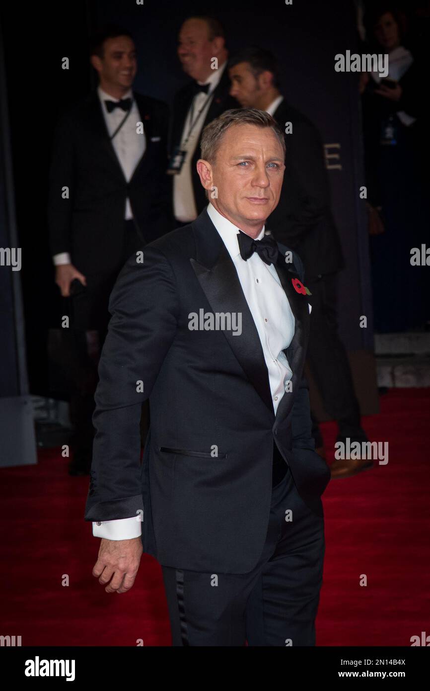 Daniel Craig poses for photographers upon arrival at the world premiere ...