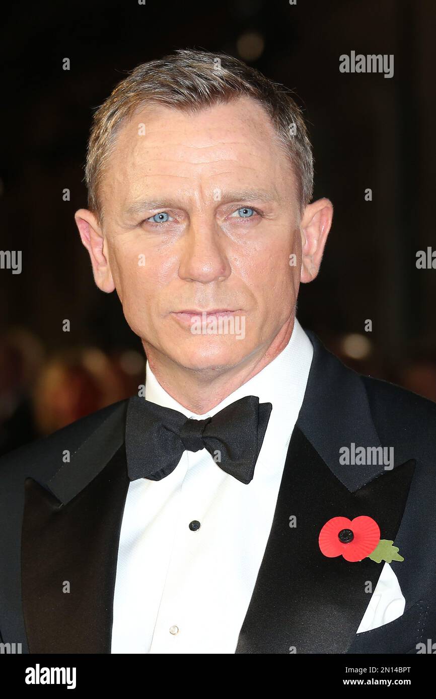 Daniel Craig poses for photographers on arrival for the World Premiere ...