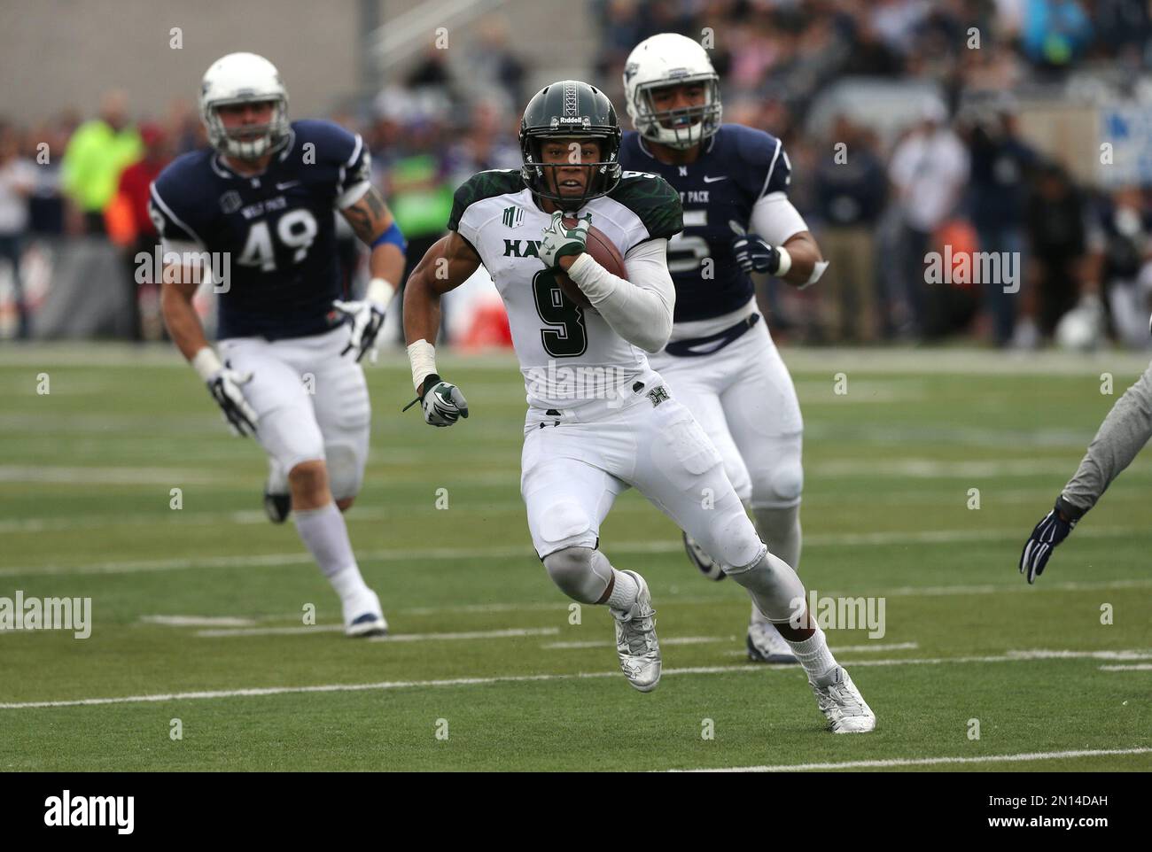 Hawaii's Devan Stubblefield makes a 29-yard reception for a touchdown ...