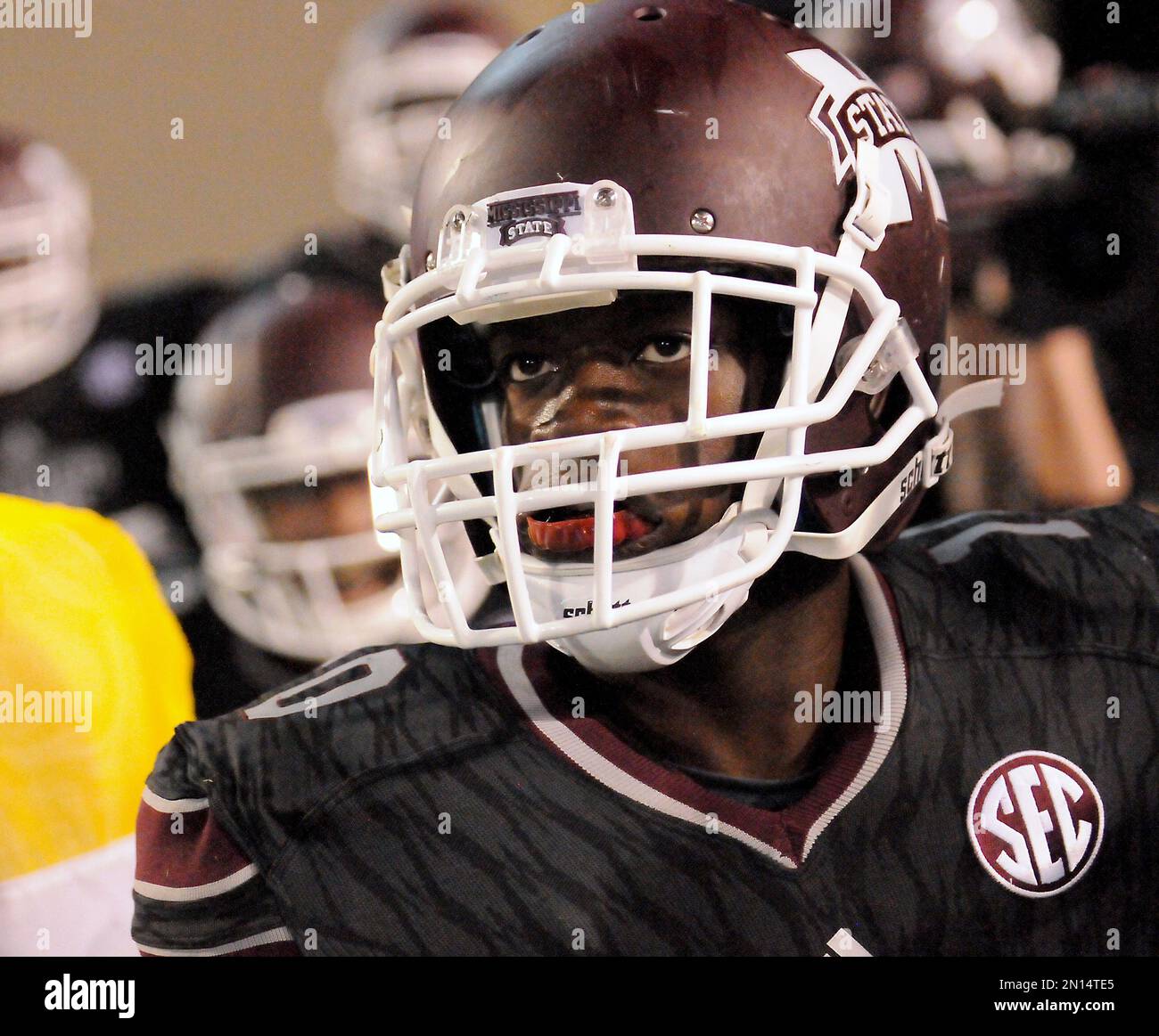 Mississippi State running back Brandon Holloway (10) runs back to his ...