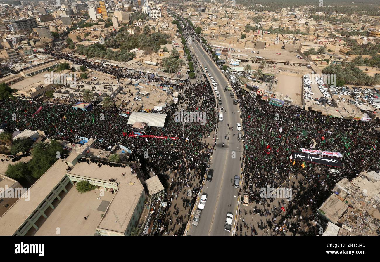 Shiite worshippers run between the holy shrines of Imam Abbas and Imam ...