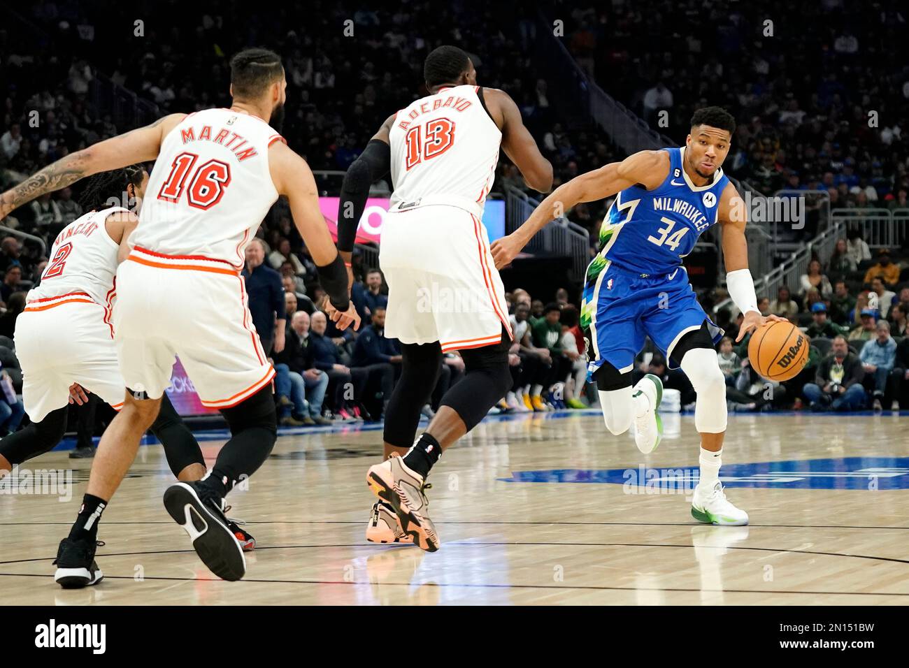 Milwaukee Bucks' Giannis Antetokounmpo (34) drives to the basket ...