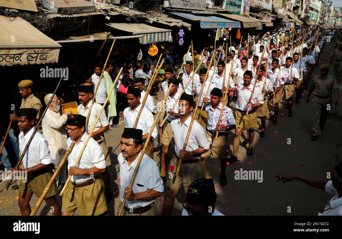 Indian Muslims shower flower prtals on volunteers of the militant Hindu ...