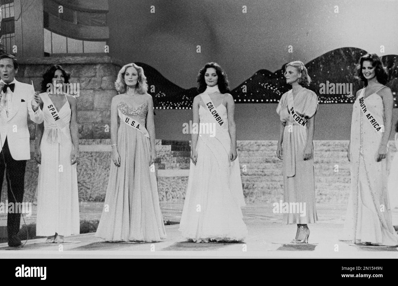 The five Miss Universe finalists stand together on the stage at ...