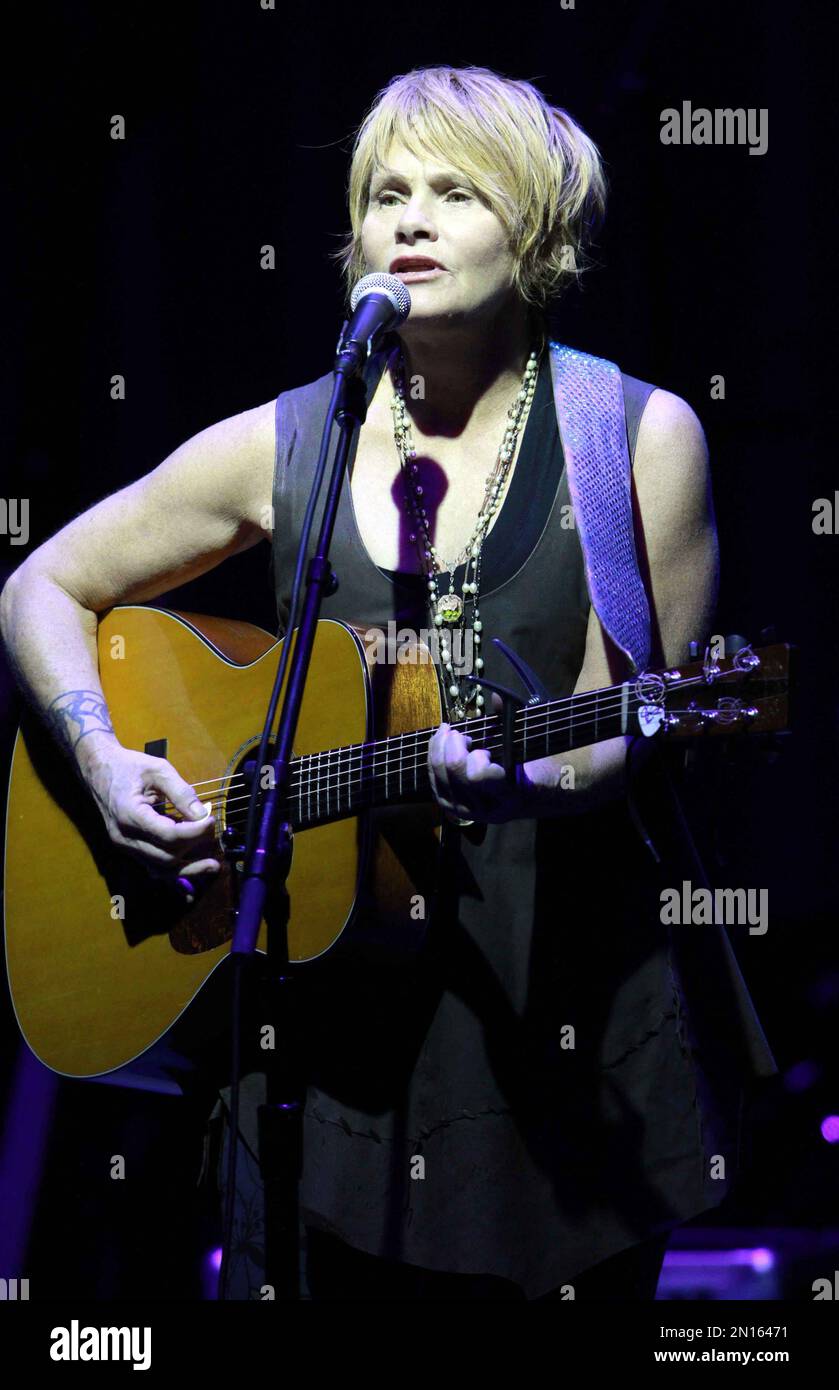 Shawn Colvin performs as the opener for Don Henley of The Eagles at ...