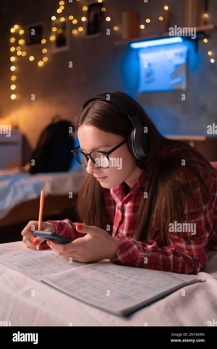 College student virtual remote e learning using mobile phone app in ...