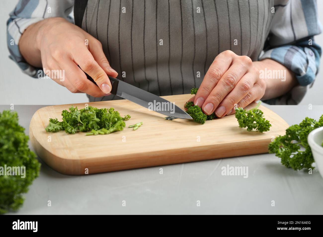 Person cutting parsley leaves hi-res stock photography and images - Alamy