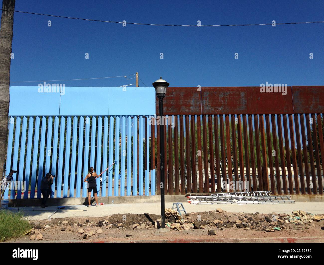 Artist Ana Teresa Fernandez paints the Sonora border fence blue to ...