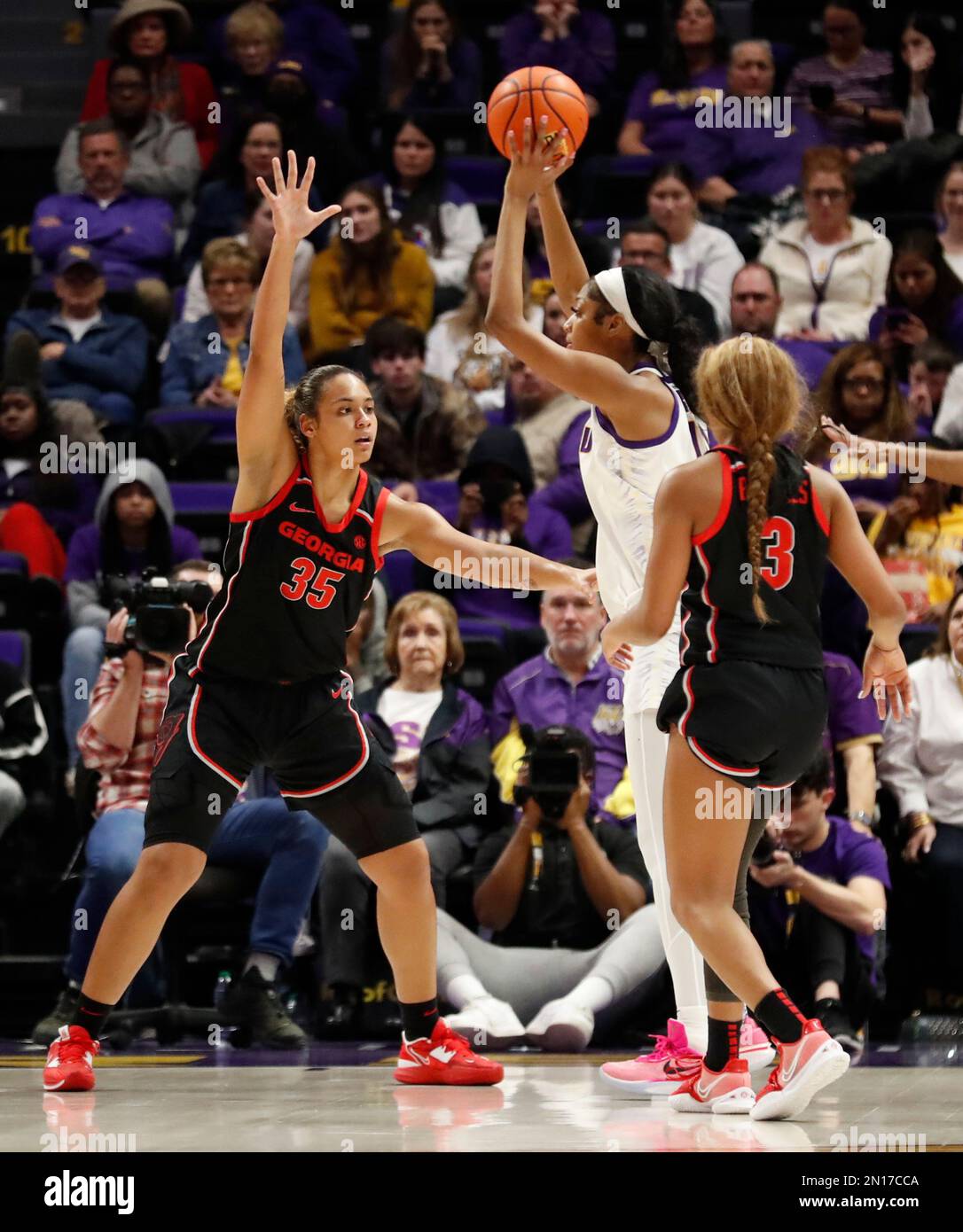 LSU Lady Tigers forward Angel Reese (10) looks for an open teammate ...