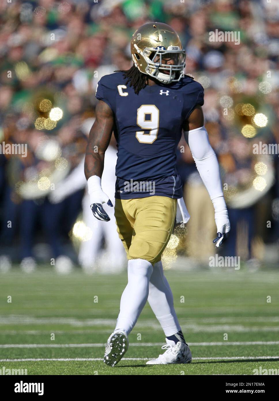 Notre Dame linebacker Jaylon Smith (9) waits at the line against Navy ...