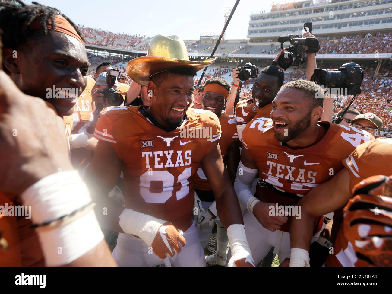 Texas defensive end Bryce Cottrell (91) wears the Golden Hat as ...