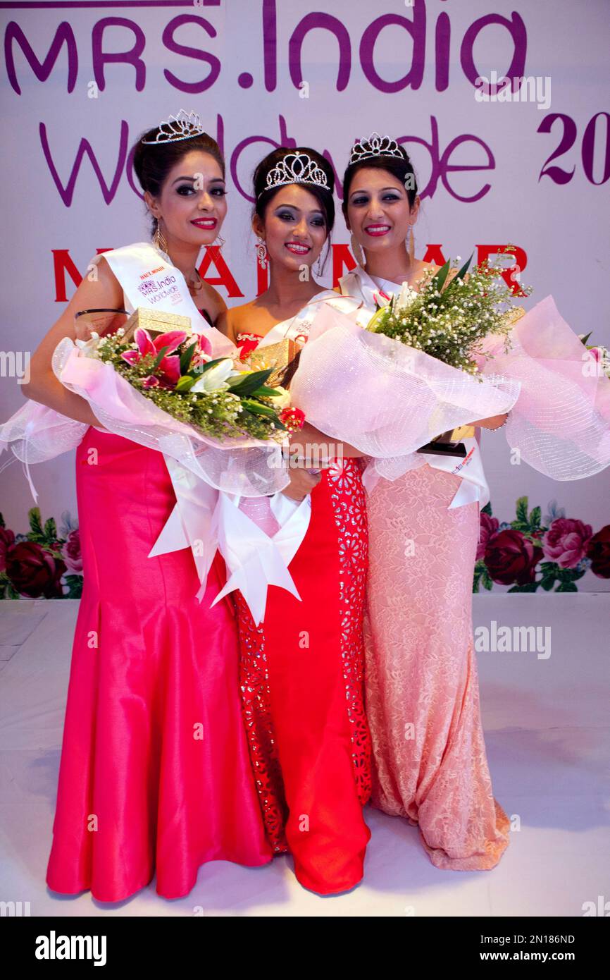 Mrs.Drashti Bhanushali, center, winner of Mrs.India Worldwidd2015 ...