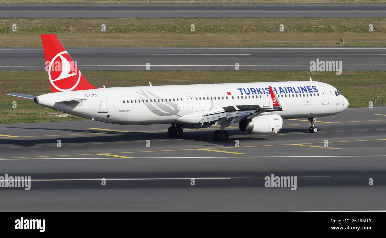 ISTANBUL, TURKIYE - SEPTEMBER 17, 2022: Turkish Airlines Airbus A321 ...