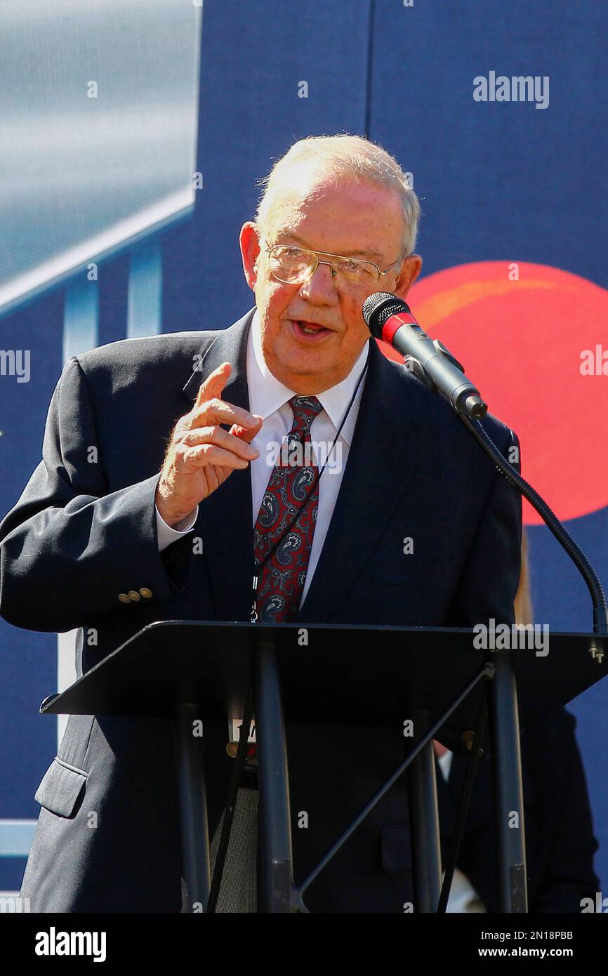 E.W. "Bud" Wendell addresses the crowd at Music City Walk of Fame ...