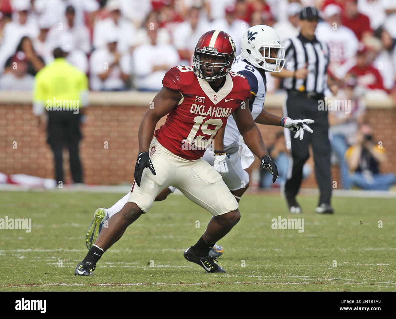 Oklahoma linebacker Eric Striker (19) is pictured during an NCAA ...