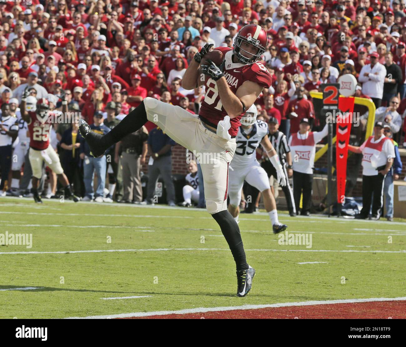 Oklahoma tight end Mark Andrews catches a pass and takes it in for a ...
