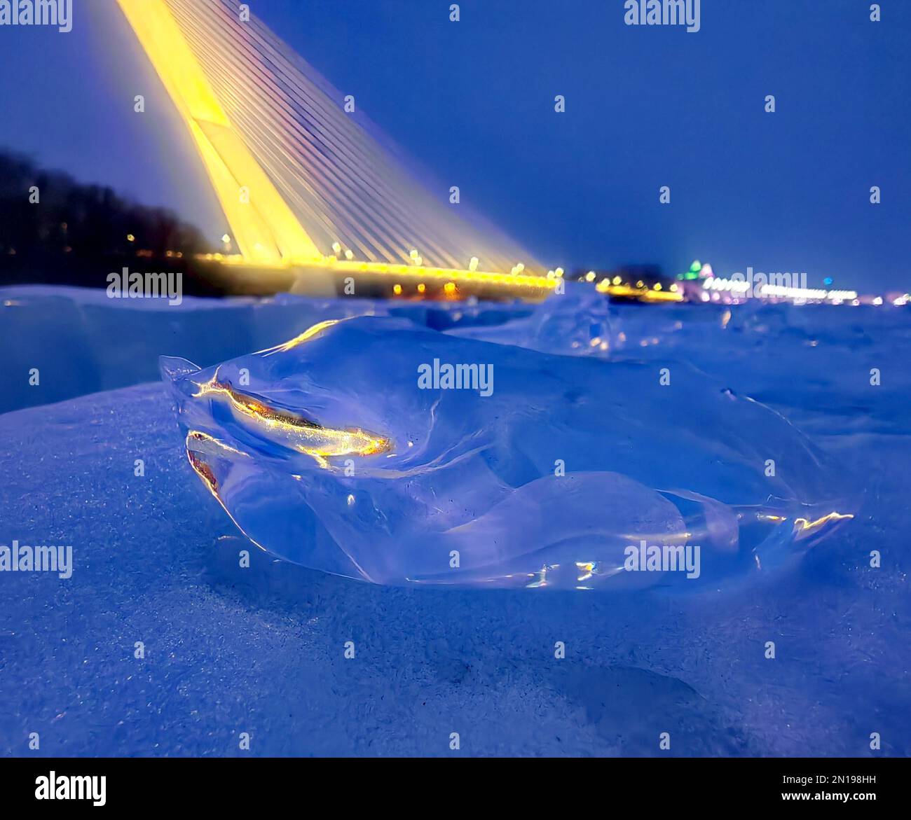 The ice blocks look like diamonds on Songhua River in Harbin City ...