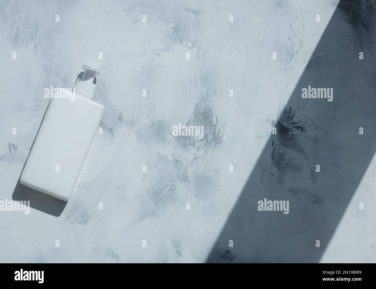 Unbranded shampoo bottle hi-res stock photography and images - Alamy