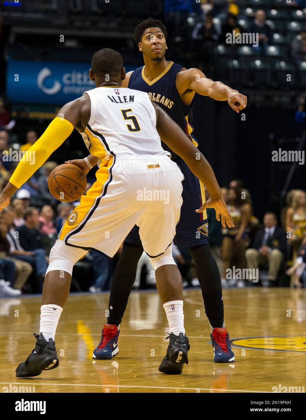New Orleans Pelicans' Anthony Davis (23) tries to direct his teammates ...