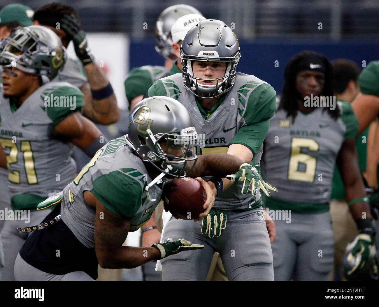 Baylor running back Shock Linwood (32) takes the hand off from ...