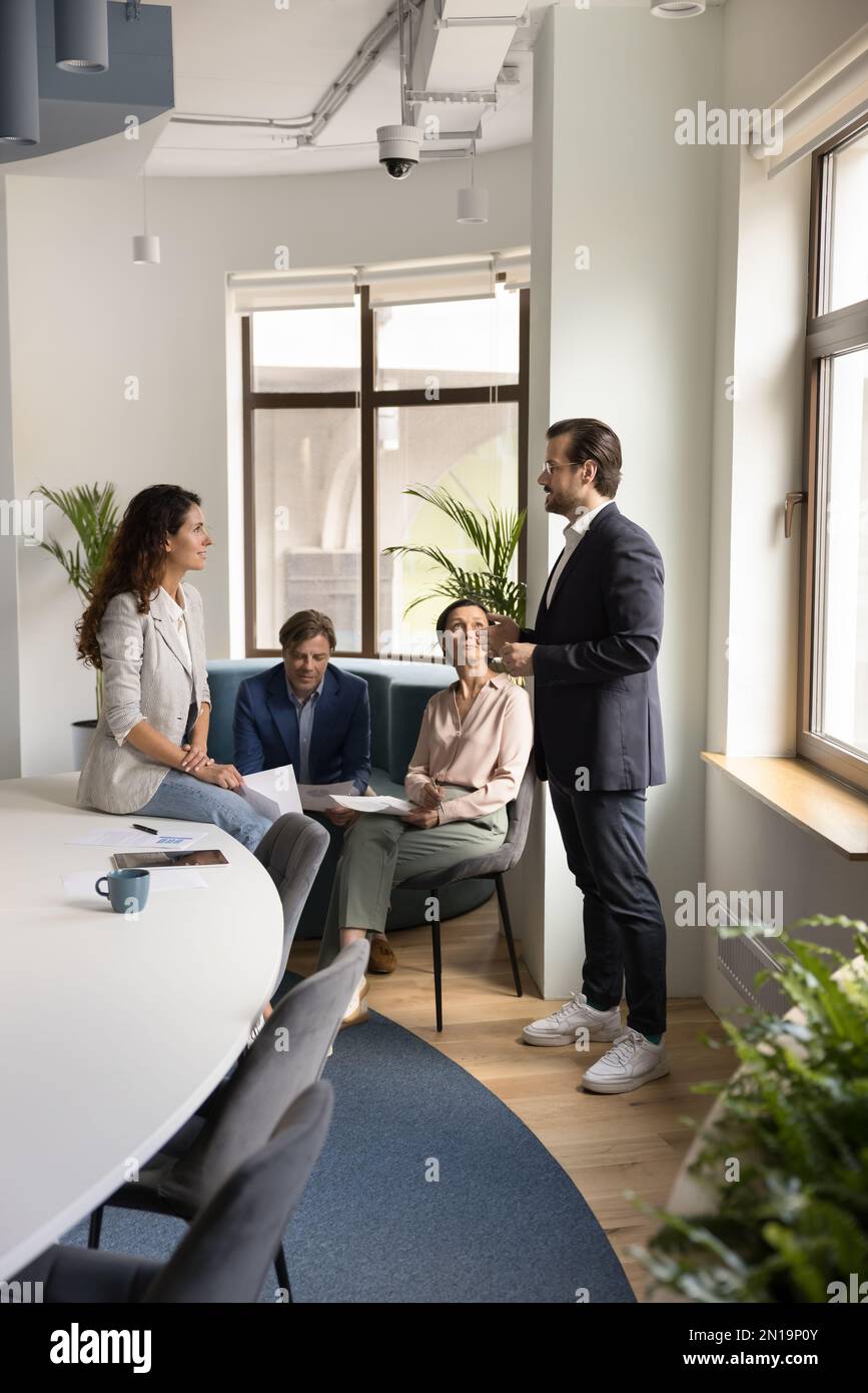 Informal circle meeting hi-res stock photography and images - Alamy